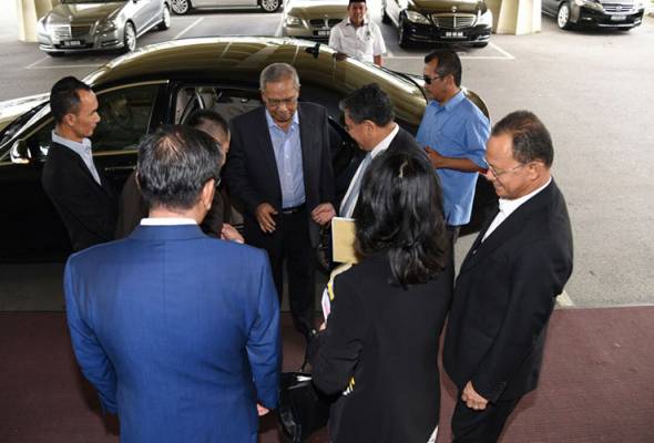 Adenan Satem back at work after election victory | Awani International