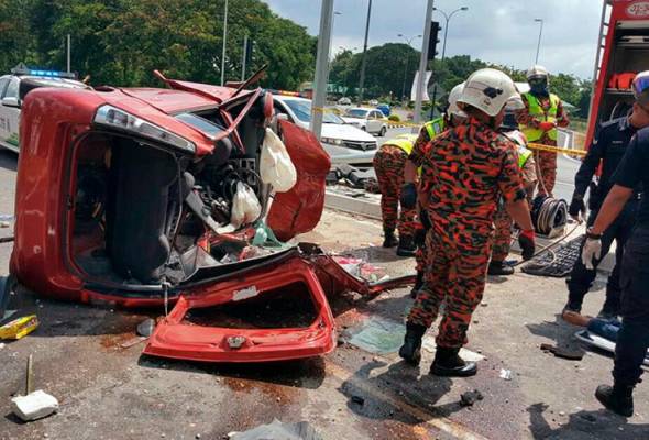 Engaged couple die in accident at Pagoh toll plaza junction | Awani ...