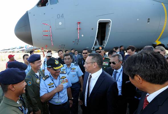 Malaysia officially receives its latest RMAF A400m aircraft | Awani ...