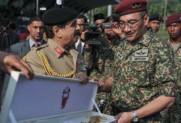 Raja Bahrain dianugerah Beret Merun Kehormat 10 Briged Para | Awani