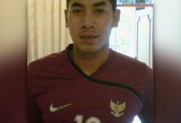 Legendary Indonesian goalkeeper dies after on-field collision with team ...