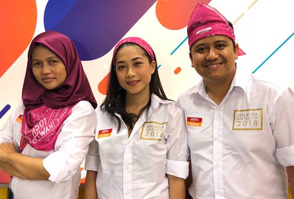 Wartawan Astro AWANI bergaya sakan sambil buat liputan | Awani