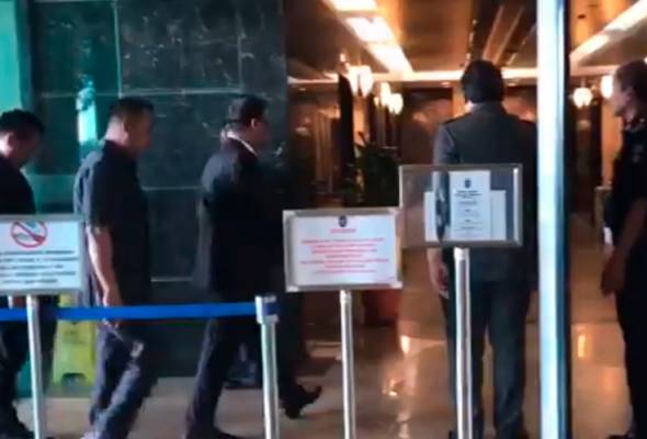Apandi Ali tiba di pejabat Peguam Negara pasca pilihan raya | Awani