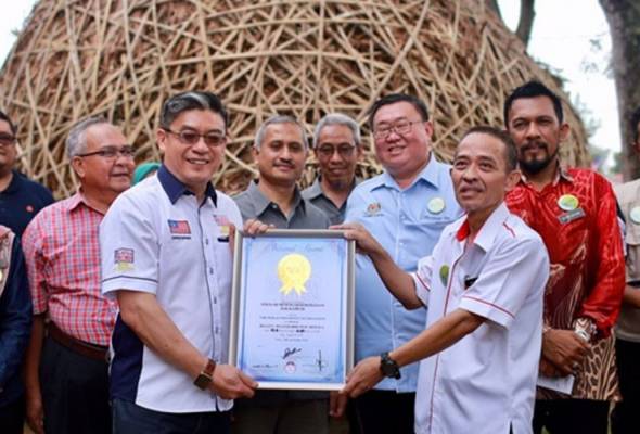 Buluh, daun rumbia hasilkan replika sarang tempua terbesar di Malaysia ...