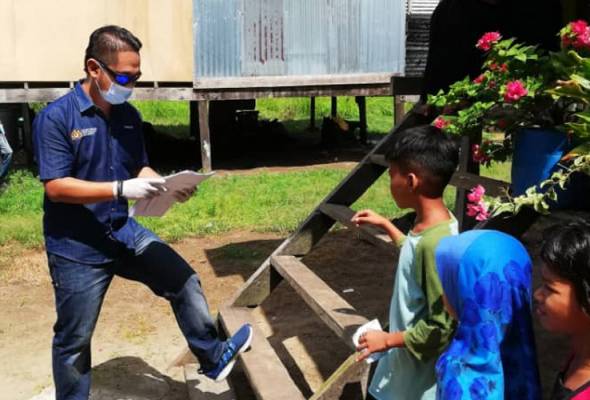 Jalan licin, sempit, berlubang, namun cikgu SK Bangingod tidak patah ...