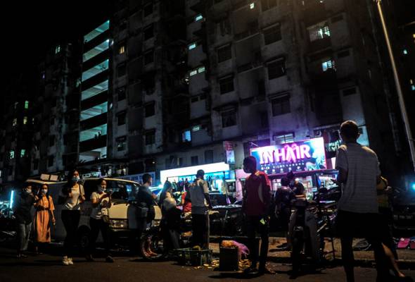 Penghuni warga asing lari dari kawasan PKPD Flat Desa Bistari, Paya ...