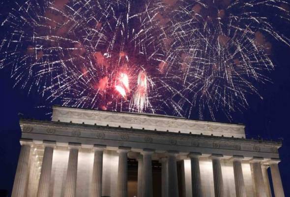 Trump plans huge July 4 fireworks show despite DC's concerns | Awani ...