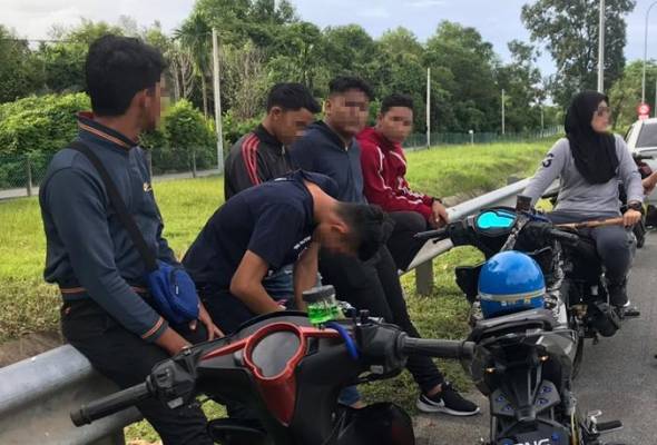 'Mat rempit ' buat aksi 'superman' kena tahan | Awani