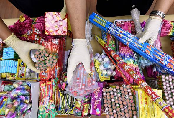 Only 36 types of fireworks allowed for sales during Aidilfitri | Awani ...