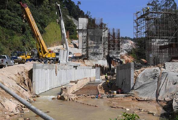 EKVE construction source of murky water in Sungai Klang | Awani ...