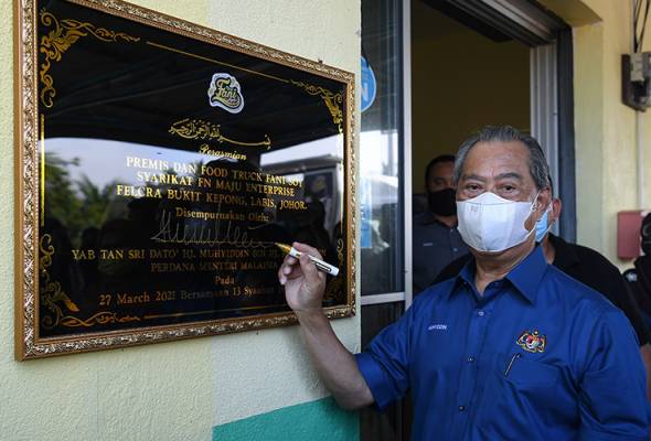 Muhyiddin opens SMI company based soya in Felcra Bukit Kepong | Awani ...