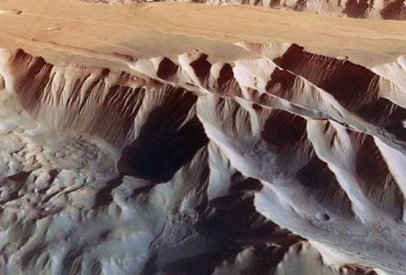 Gambar cerun curam dirakam Mars Express di Marikh | Awani