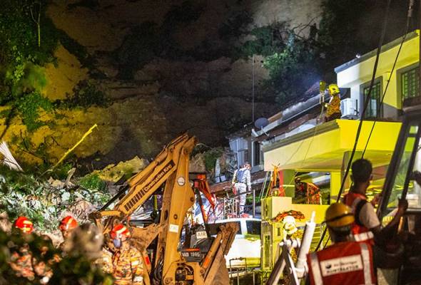 Two rescued, three feared buried alive in Ampang landslide | Awani ...