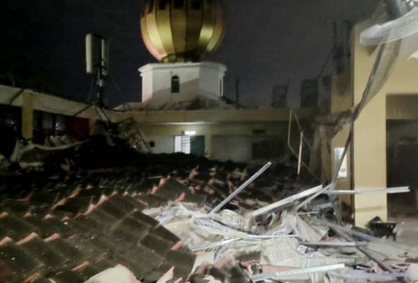 Three girls injured in Penang dormitory roof collapse | Awani International