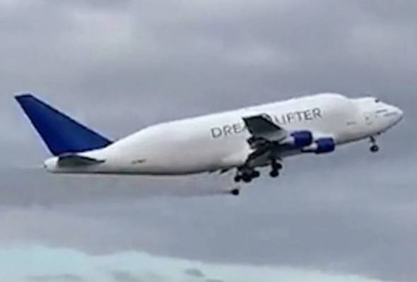 Roda pesawat Boeing tertanggal ketika berlepas | Awani