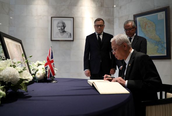 PM Ismail Sabri pays homage to Queen Elizabeth II, signs condolence ...