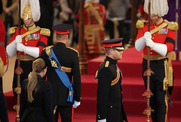 Putera Harry tampil berseragam tentera beri penghormatan | Awani
