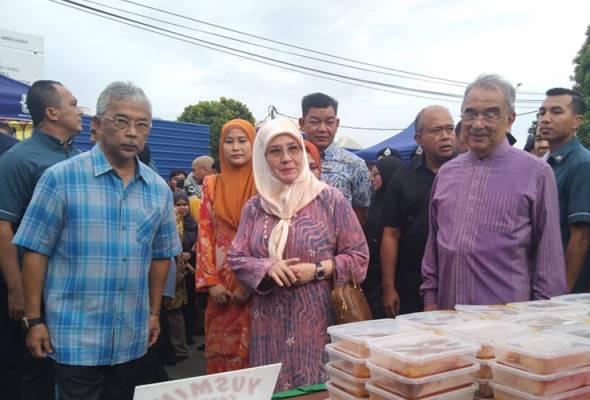 Agong, Raja Permaisuri berkenan melawat Bazar Ramadan Peringgit | Awani