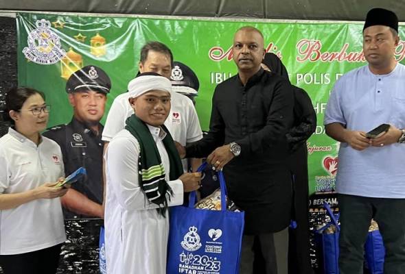 Polis Serdang santuni 30 pelajar tahfiz sempena Ramadan, Aidilfitri | Awani