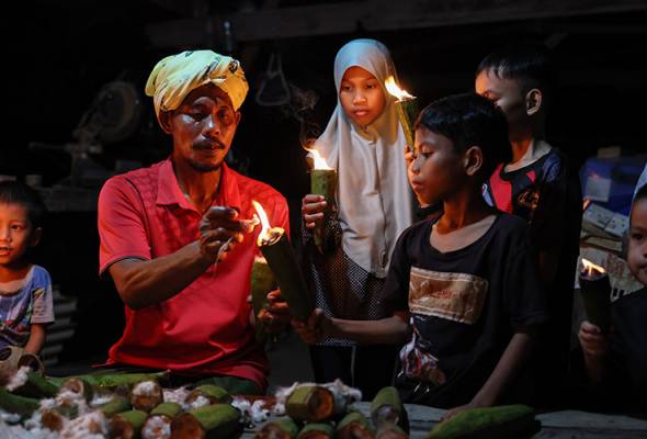 Aidilfitri: Zailani hidupkan kembali tradisi nyalakan pelita kekabu | Awani