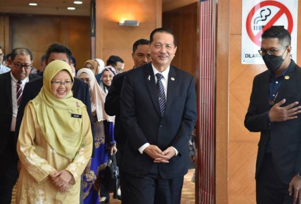 KKM rakam penghargaan 35 tahun khidmat, sumbangan Dr Noor Hisham | Awani