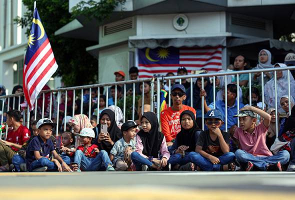 Orang ramai meriahkan raptai Hari Kebangsaan, manfaatkan cuti sekolah ...
