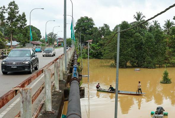 Penduduk sekitar kawasan banjir mohon TNB periksa tiang, kabel elektrik ...