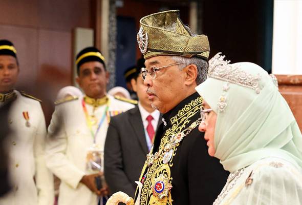 Agong expresses desire to drive on Pan Borneo Highway | Awani International