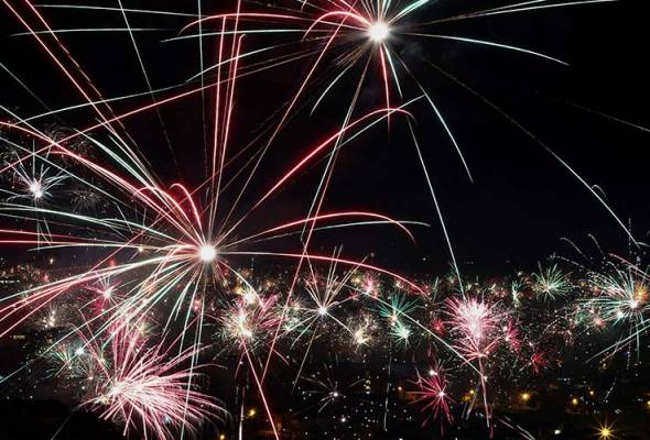 Dunia sambut ketibaan 2023 dengan pertunjukan bunga api, cahaya | Awani