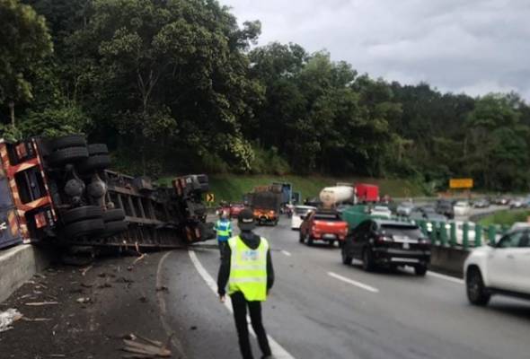 Kelindan lori terlibat kemalangan meninggal dunia ketika rawatan | Awani