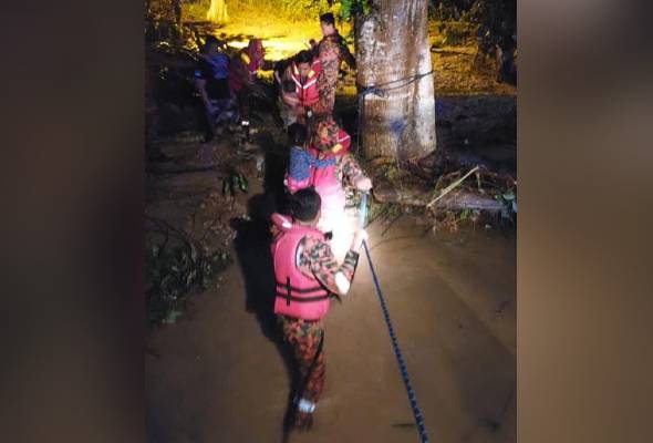 Banjir kilat: 84 mangsa di Kampung Sahom dipindahkan ke PPS | Awani