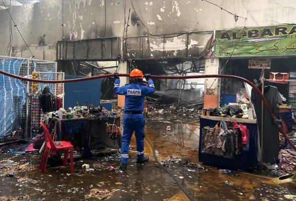 Empat kedai di Larkin Sentral terbakar | Awani