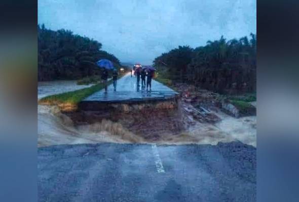Floods: Main road to Felda Selancar, Perwira Jaya in Rompin closed to ...