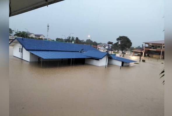 Banjir: 12 jam tunggu tanpa makanan, anak lega ibu bapa diselamatkan ...