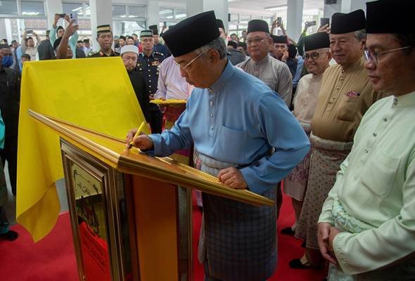 Agong Berkenan Rasmi Masjid Al Sultan Abdullah Di Labuan Awani
