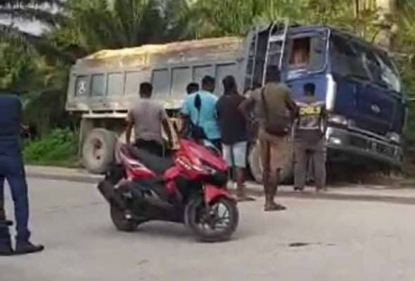 Samseng ganggu JPJ ketika tahan lori lebih muatan | Awani
