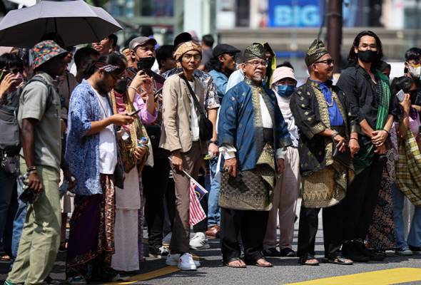 'Keretapi Sarong' kembali meriahkan sambutan Hari Malaysia | Awani