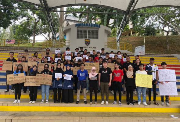 Lebih 50 pelajar UM berpiket gesa mansuh 'zero balance policy' | Awani