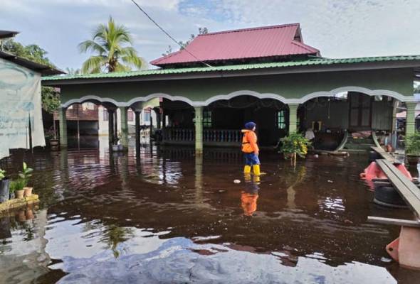 Status air sungai menaik, JPS keluar amaran banjir di Perak | Awani