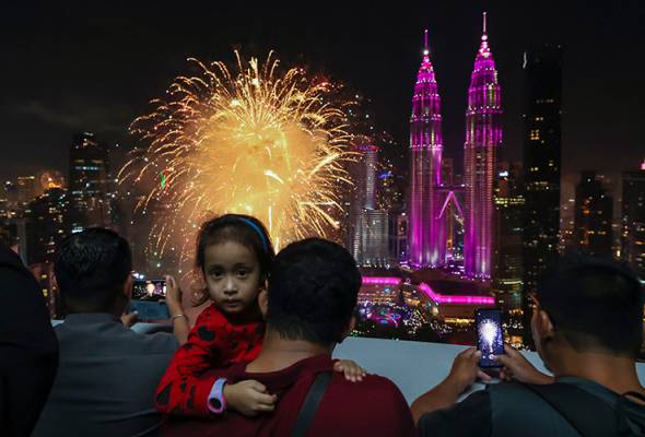 Malaysia rings in 2025 with spectacular fireworks and spiritual events ...