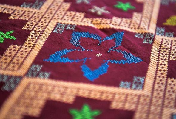 Songket 'bunga lado' serlah identiti Negeri Sembilan | Awani