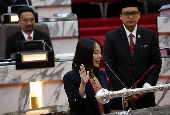 Pang Sock Tao angkat sumpah ADUN Kuala Kubu Baharu | Awani