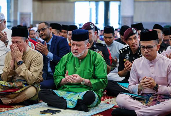 King, Queen grace Yasin Recital, 'Doa Selamat' ceremony | Awani ...