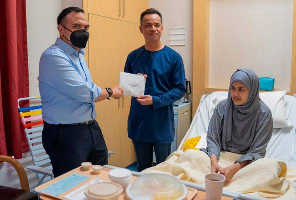 PM beri sumbangan pada penyampai Astro ARENA, isteri | Awani