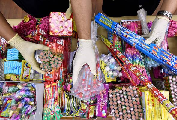 Polis Kelantan lulus 159 permohonan permit jual mercun, bunga api | Awani