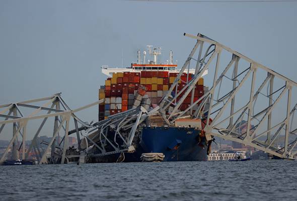 Freighter pilot called for tugboat help before plowing into Baltimore ...