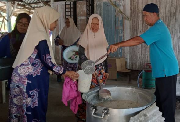 Bubur lambuk ayam belanda menu istimewa Kampung Parit Sikom | Awani