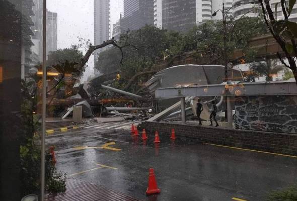 Pokok tumbang hempap landasan monorel, kereta di Jalan Sultan Ismail ...