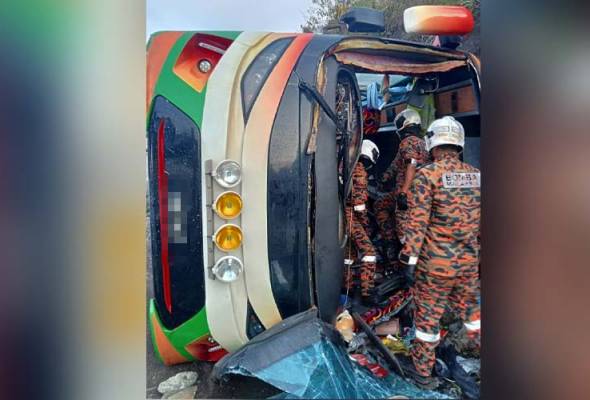 Bas terbalik di lebuh raya PLUS, 41 penumpang terselamat | Awani
