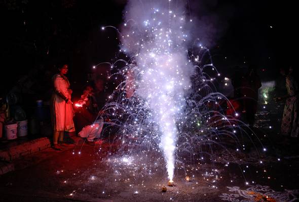 Firecracker ban defiance makes New Delhi the world's most polluted city ...